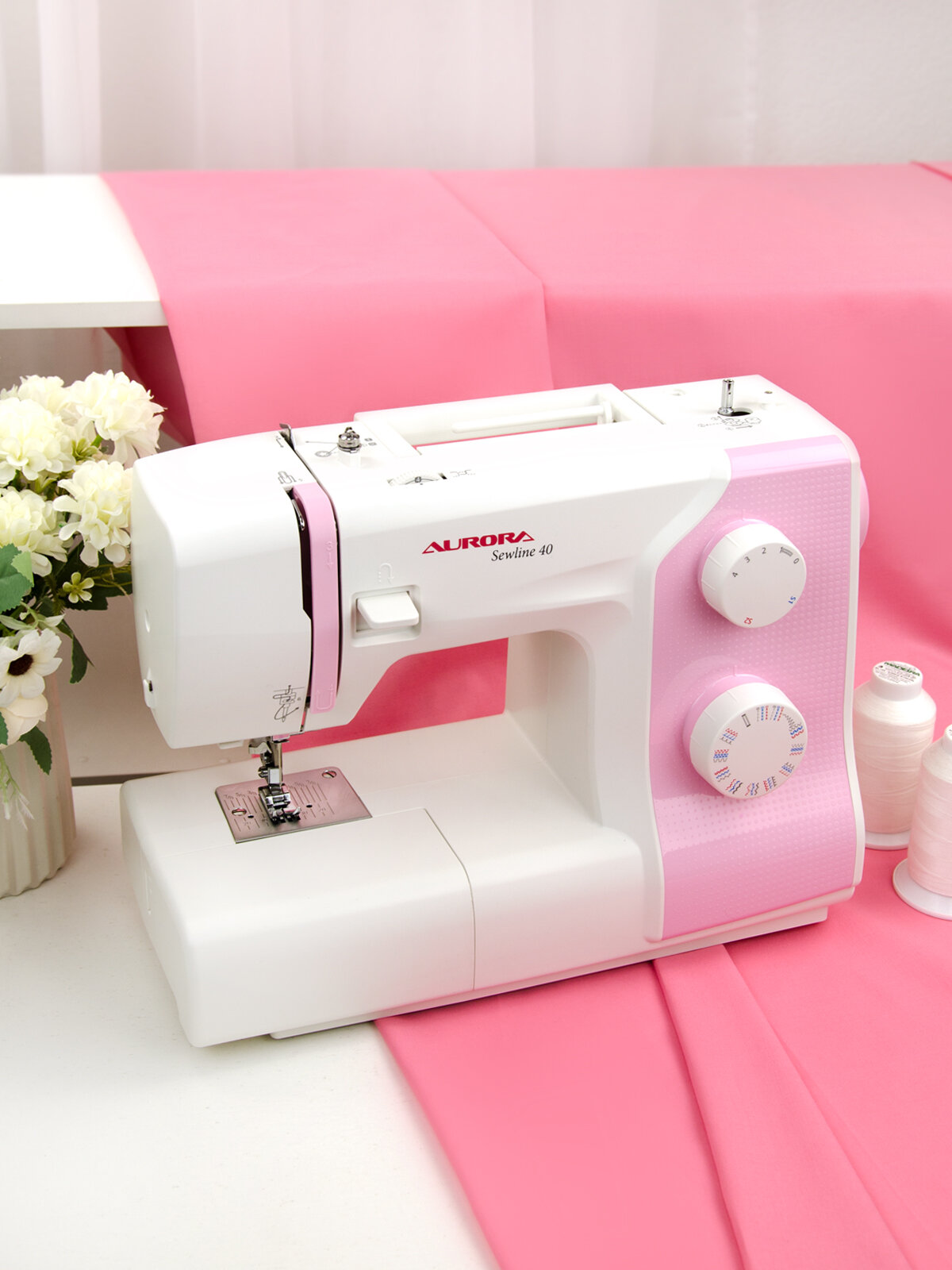 Швейная машинка Aurora "SewLine 40", электромеханическая, с нитевдевателем, 70Вт. Металлическая станина.