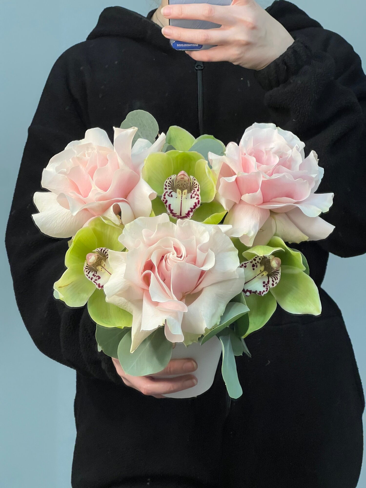 Композиция Цимбидиум, французская роза, эвкалипт, флористическая губка, 25 см