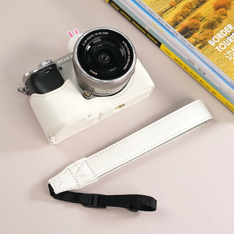 Совместимый чехол для камер Sony A6000/A6100/A6300/A6400 в белом цвете с водяной бычья текстурой, основание и ремешок