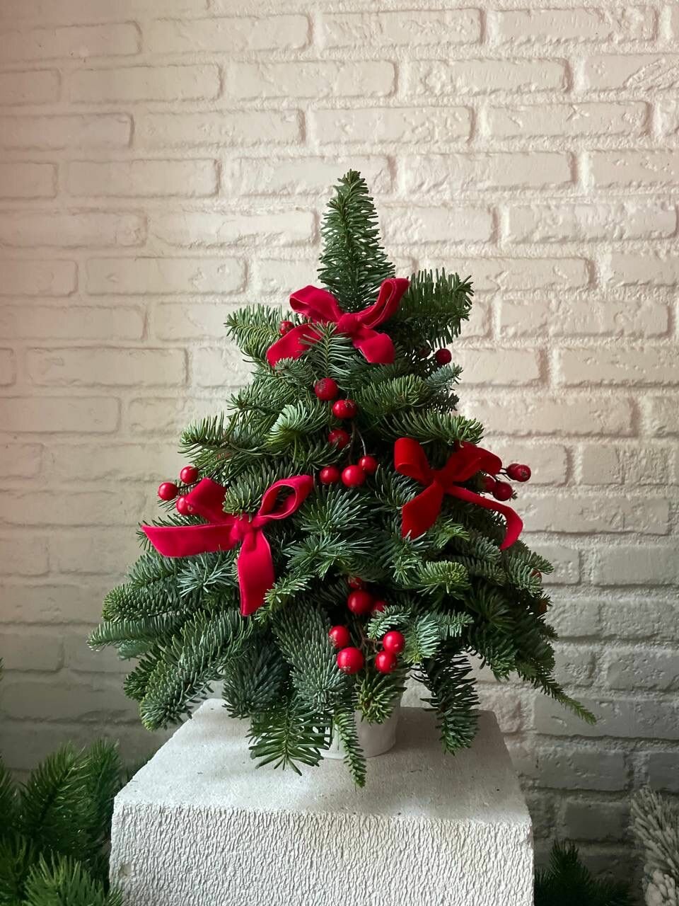 Ароматная елка 30 см из нобилиса с красными бантиками и ягодами