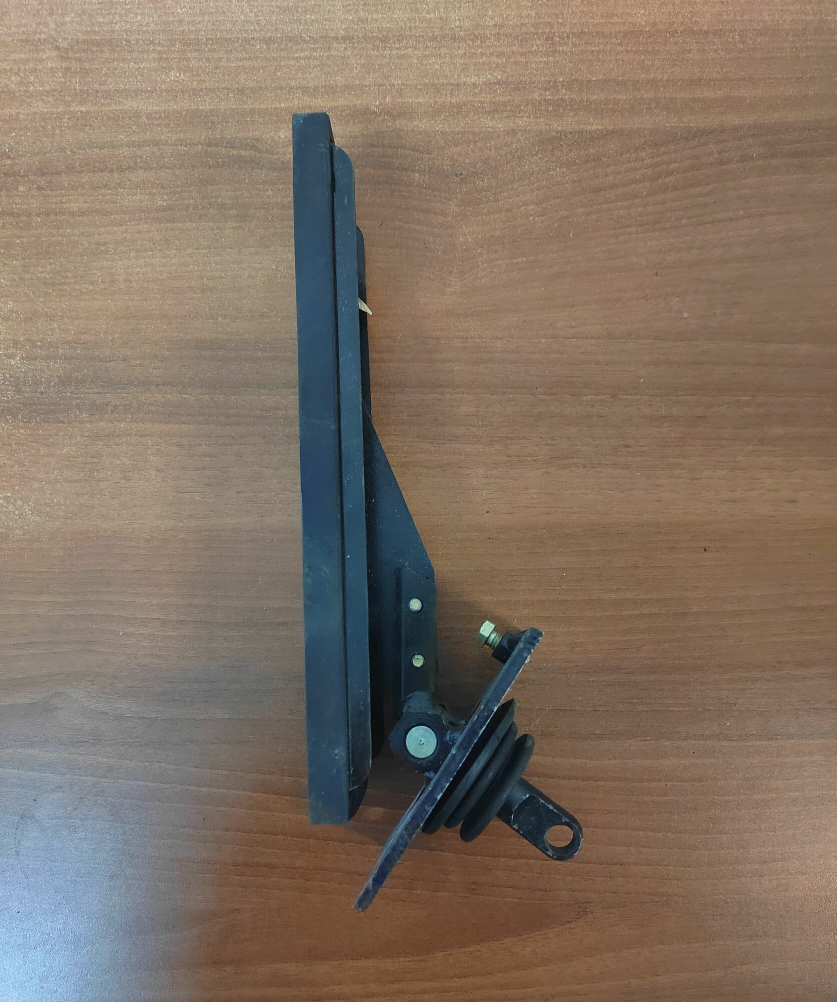 Педаль тормоза и газа погрузчика Амкодор У7810.7-9.02.00.300-01