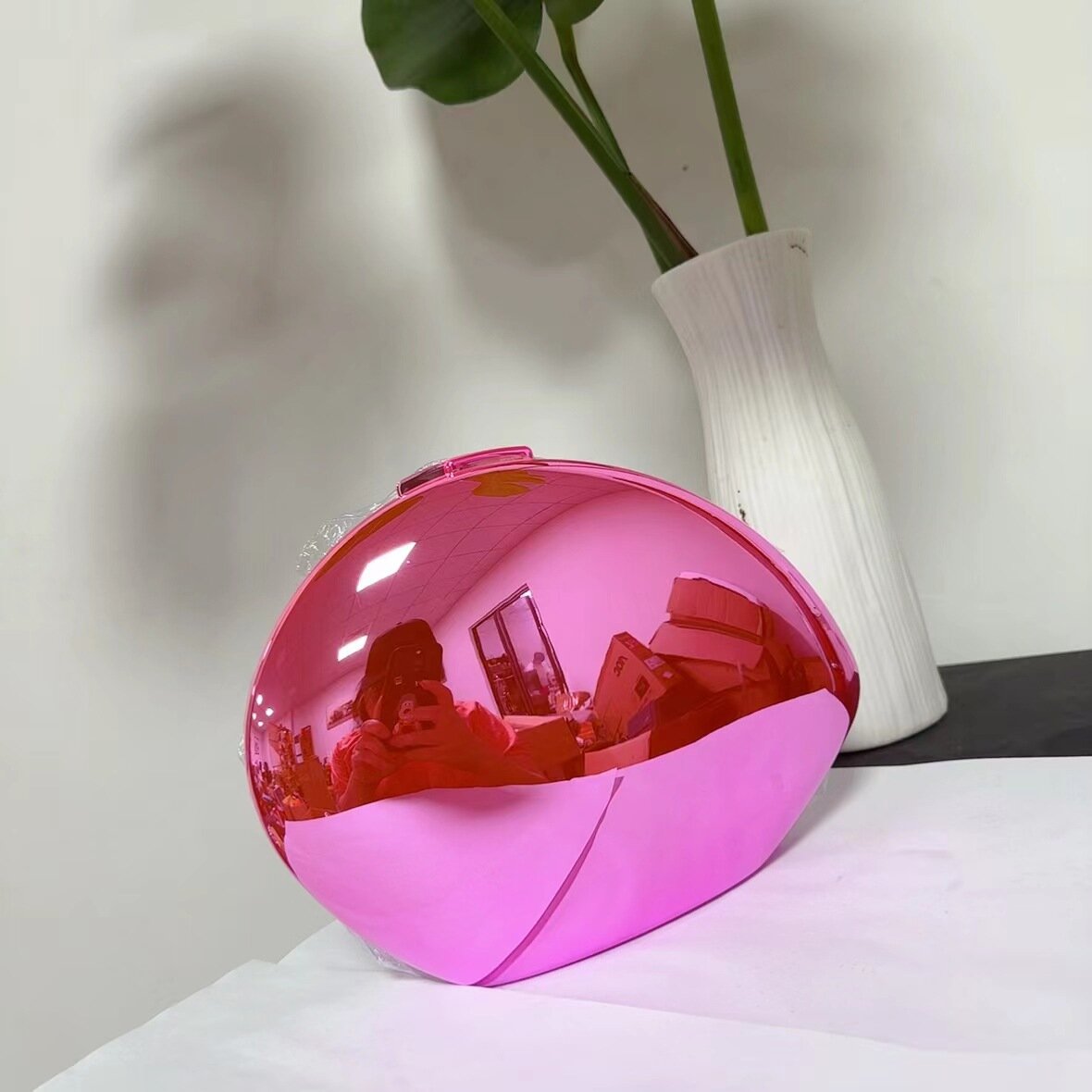 2025 Новый нишевый дизайн металлической акриловой сумки, сумка через плечо в форме гусиного яйца, модная маленькая сумка для макияжа