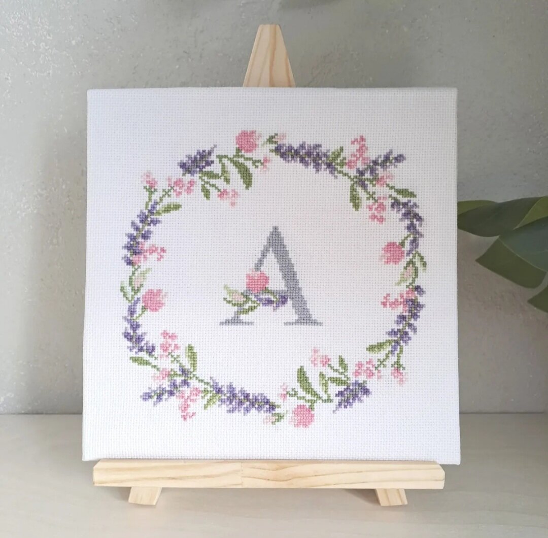 Набор для вышивки крестом Монограмма "Лавандовый венок", авторский, вышивка нитками, 20x20 см