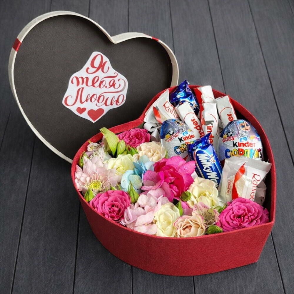 Цветы в коробке. Кустовые розы, киндер-сюрприз, киндер шоколад, рафаэлло. Я люблю тебя