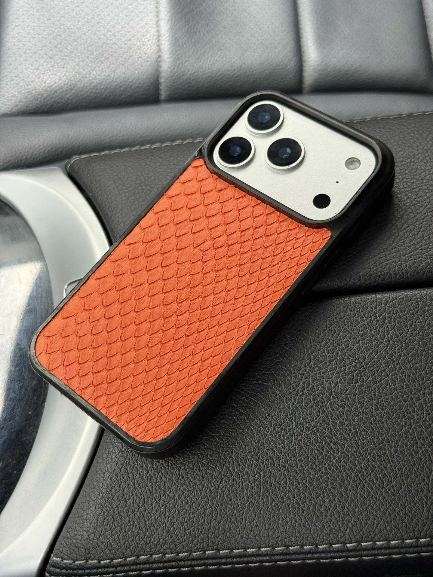Чехол для iPhone 17 Pro из натуральной кожи питона оранжевый мелкие чешуйки