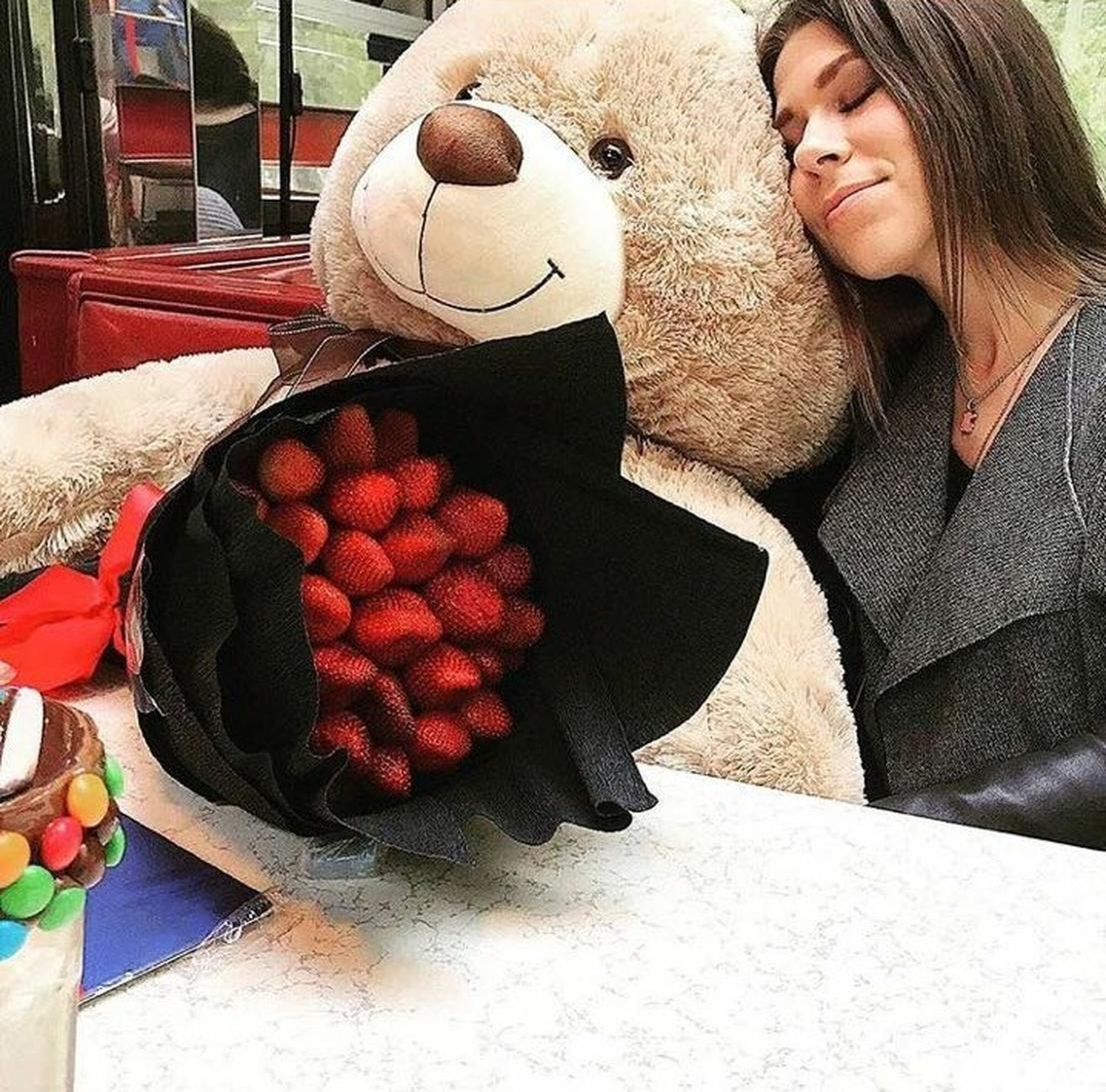 Подарочный букет Mklubni из свежей клубники, без добавления шоколада