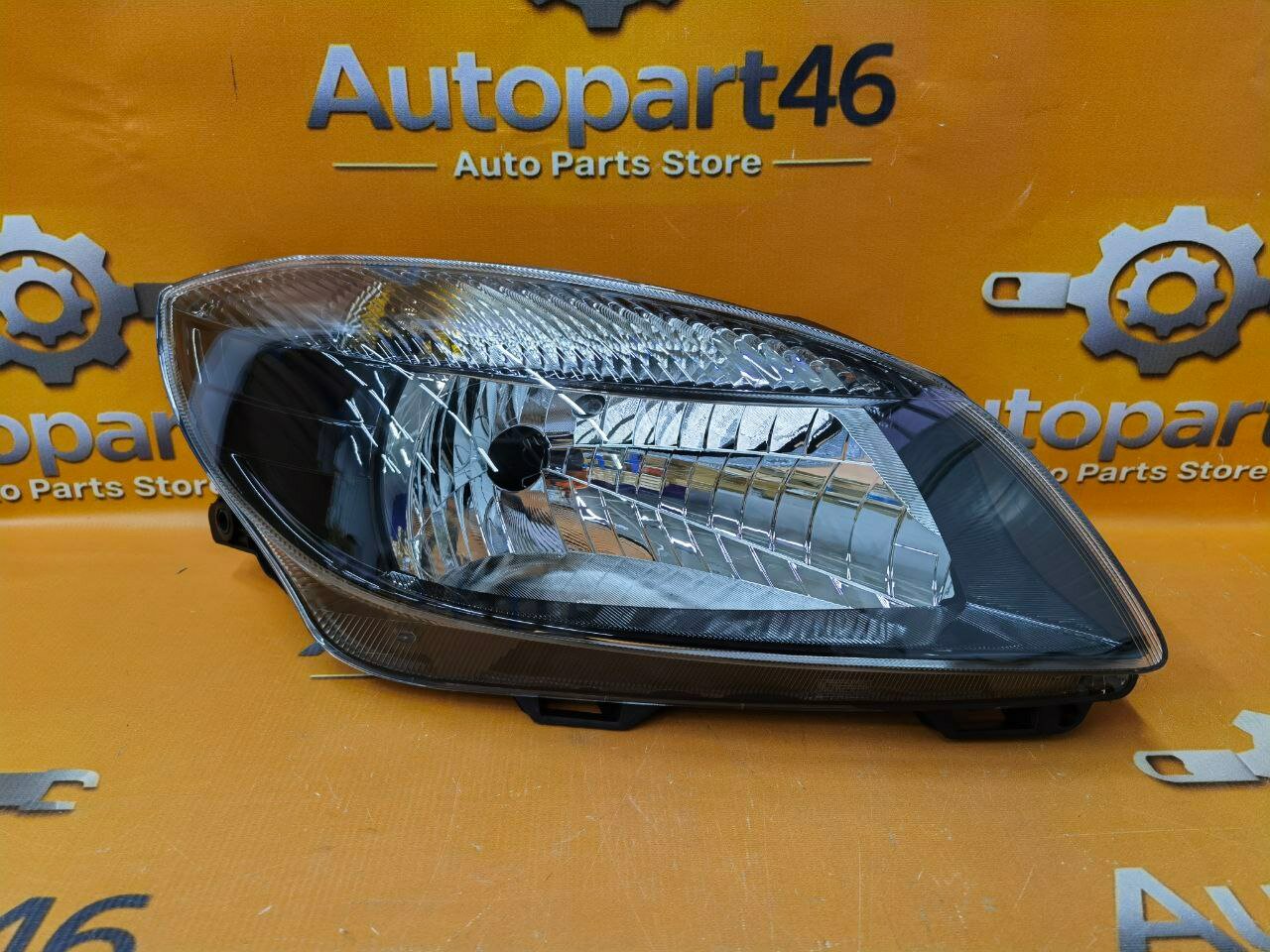 Фара передняя правая черная шкода фабиа, Skoda Fabia 10-15 г.