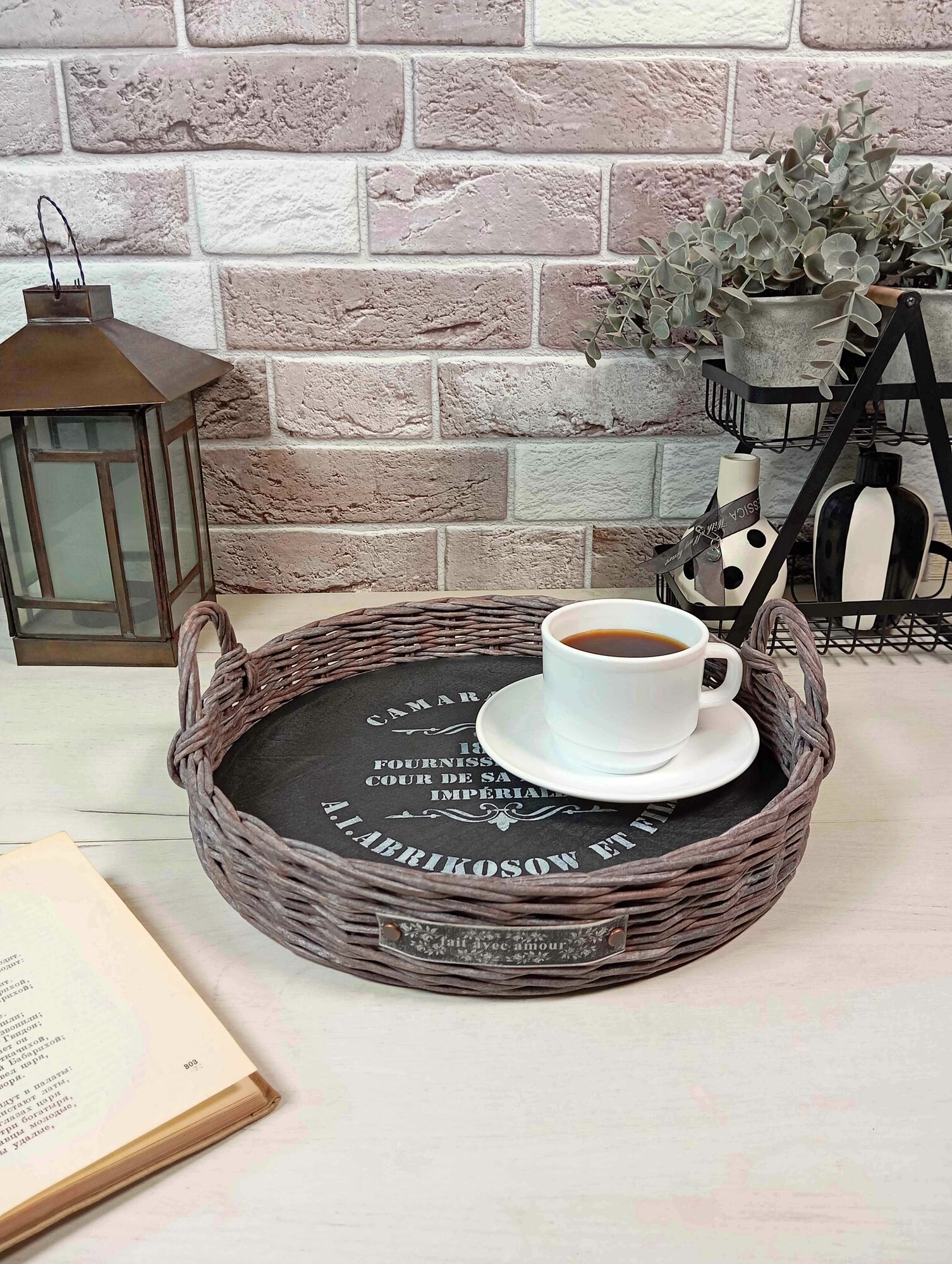 Плетеный круглый поднос 32х11 см цвета серый меланж с рисунком на фанерном дне