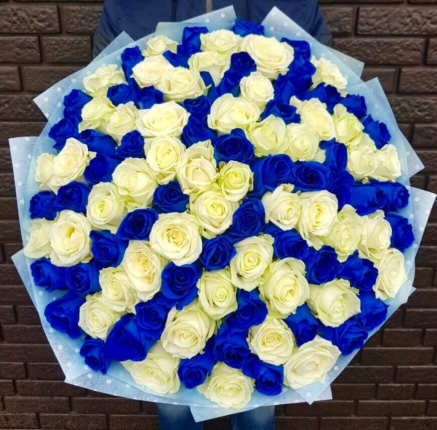 101 синяя и белая роза / Букет из 101 синей и белой розы в авторской упаковке