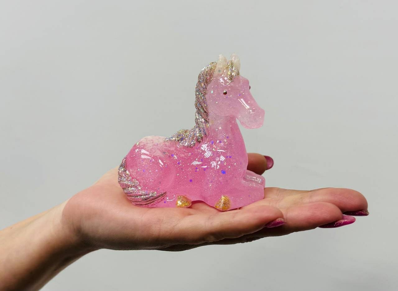 Статуэтка лошади из эпоксидной смолы символ силы и успеха в наступающем году. Ручная работа