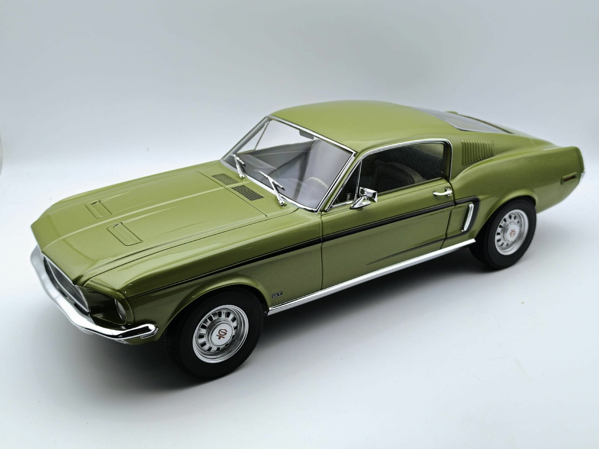 FORD Mustang GT Fastback 1968 Lime Gold Metallic, масштаб 1:12, модель коллекционная
