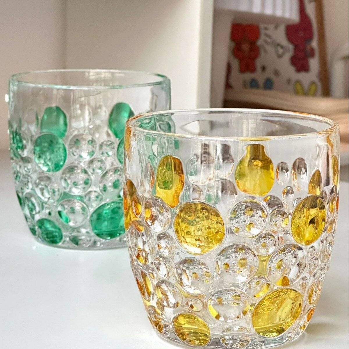 Красные кубики льда, расписанные вручную, на атмосферных стаканах для воды, бокалах для напитков, стаканах для виски и бокалах для крепких спиртных напитков.