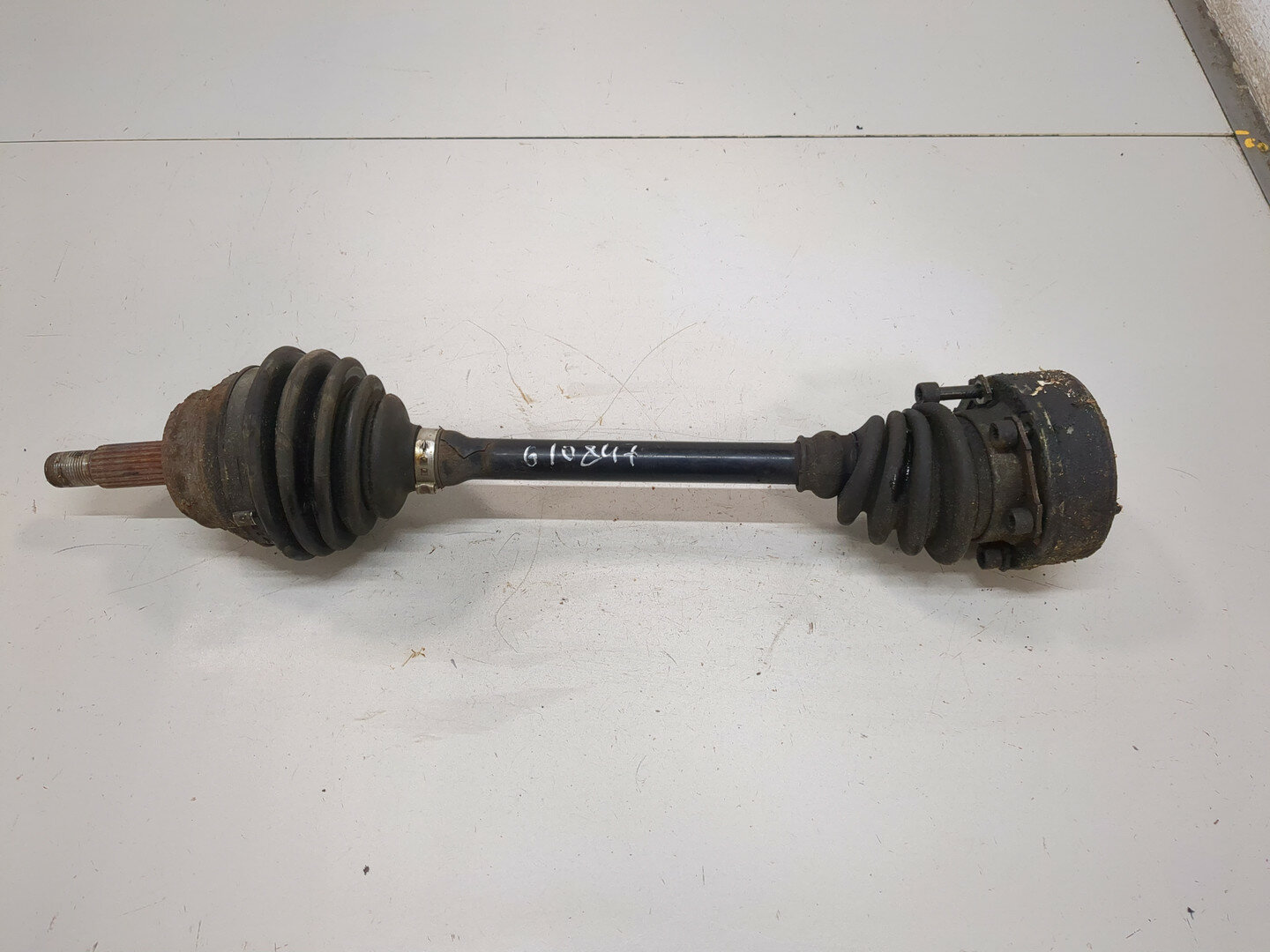 Полуось (вал, шрус) левая передняя Volkswagen Passat 4 Б/У