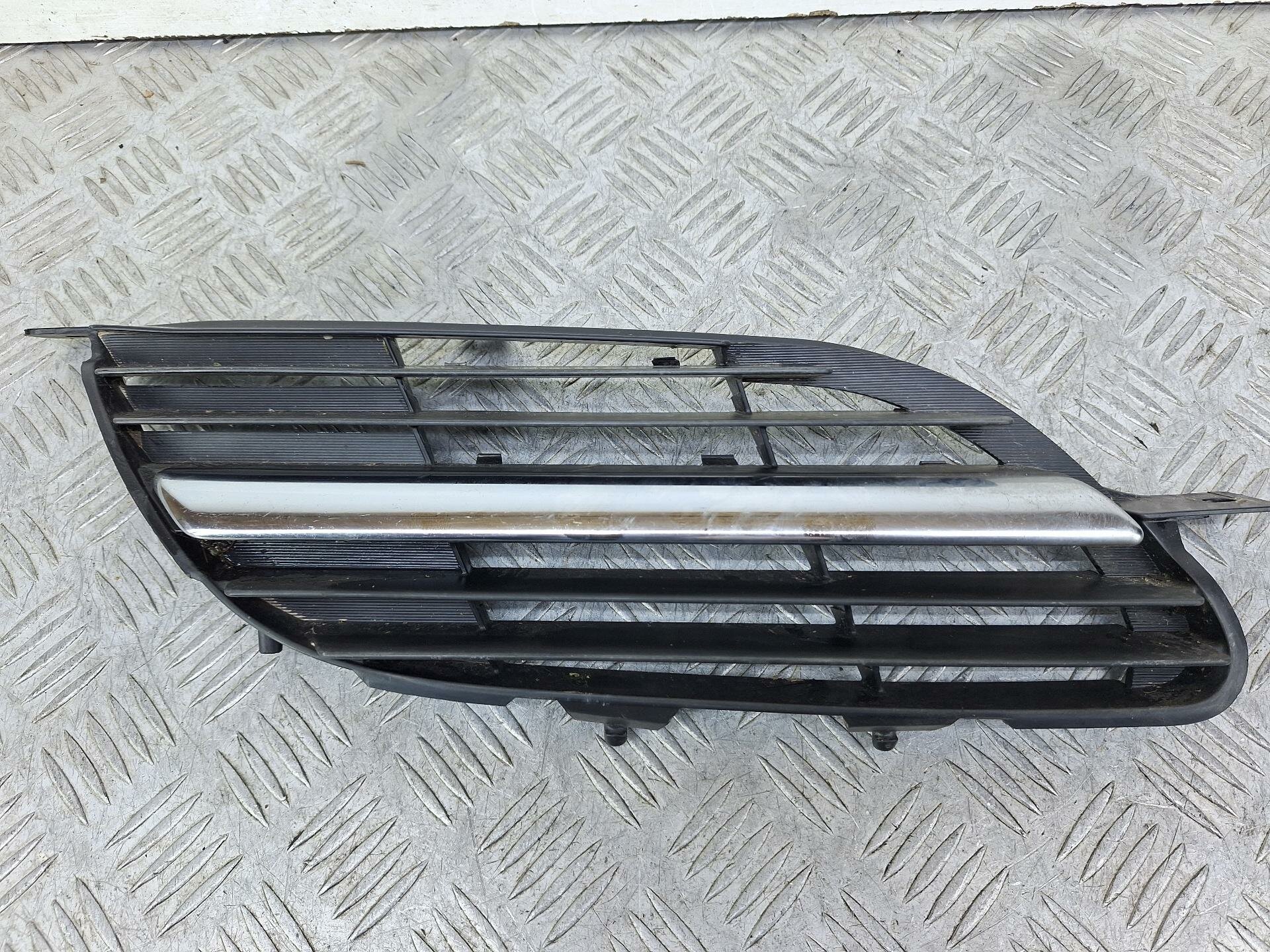Решетка в бампер Nissan Almera Tino V10 2003 82320BU00