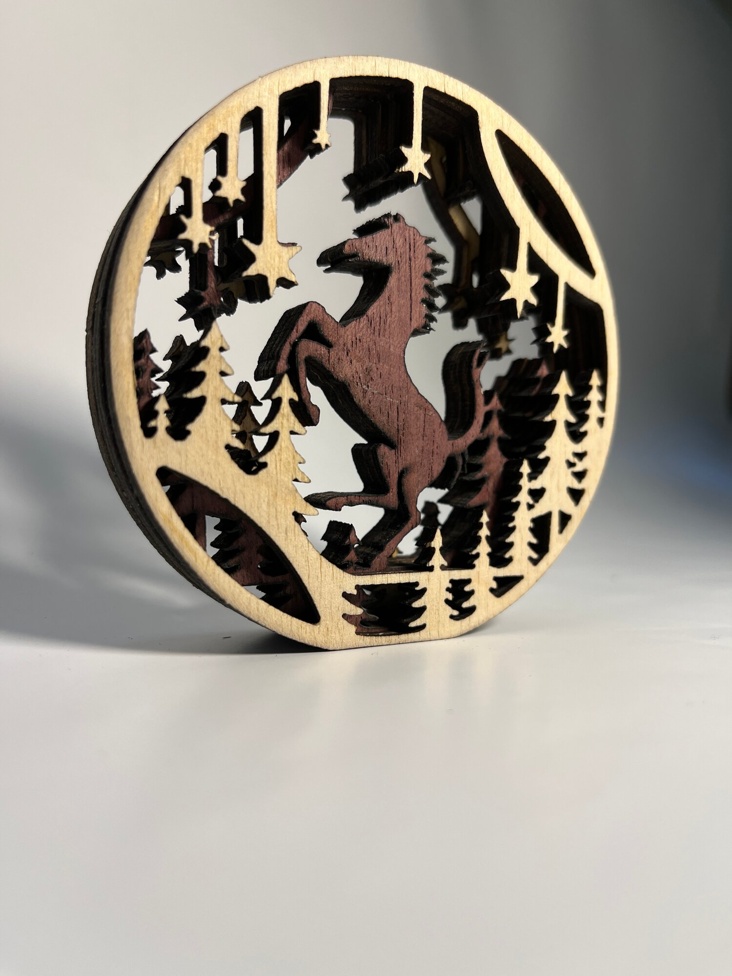 Символ удачи Красная жеребица деревянная статуэтка