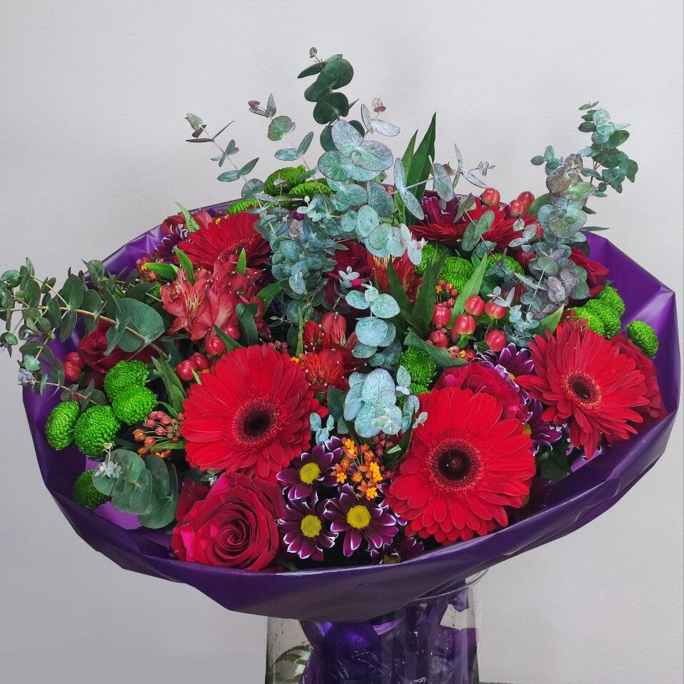 Сборный букет с красными герберами, альстромериями и хризантемами
