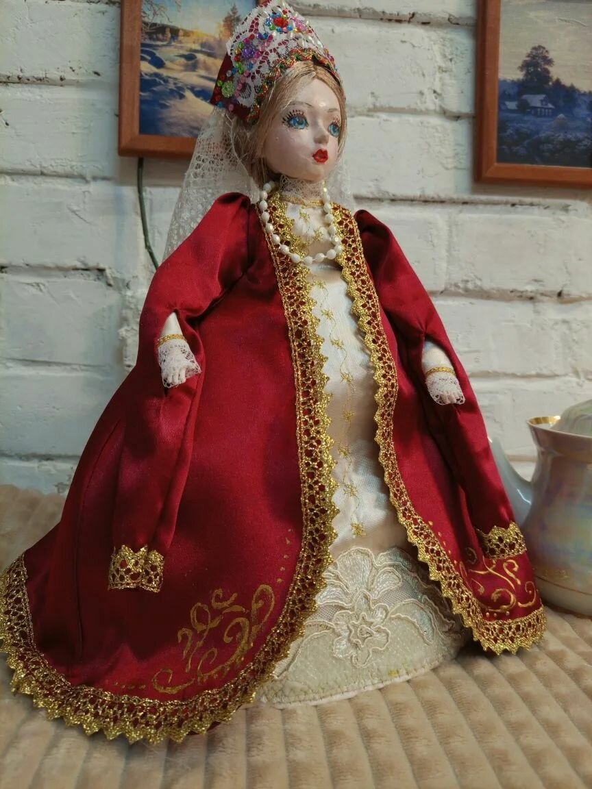 Грелка на чайник кукла "Елизавета", сувенирная 26х33 см.