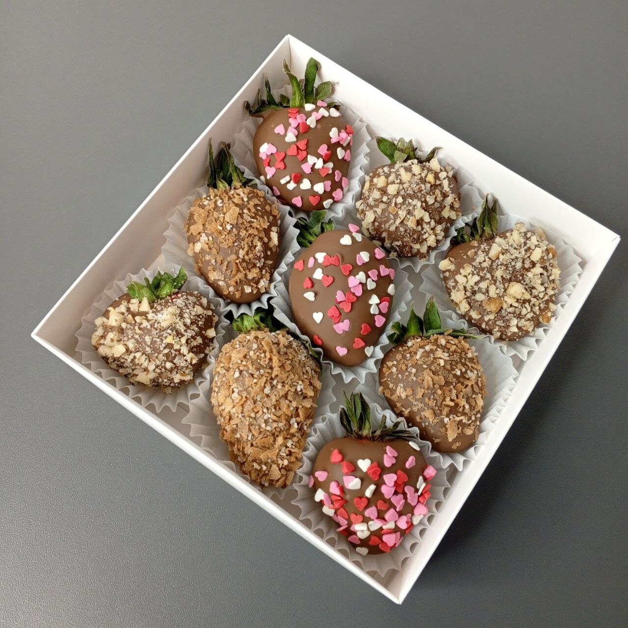 Подарочный набор Flowerstorg "Клубника в шоколаде", 9-12 штук, коробка, 300 гр