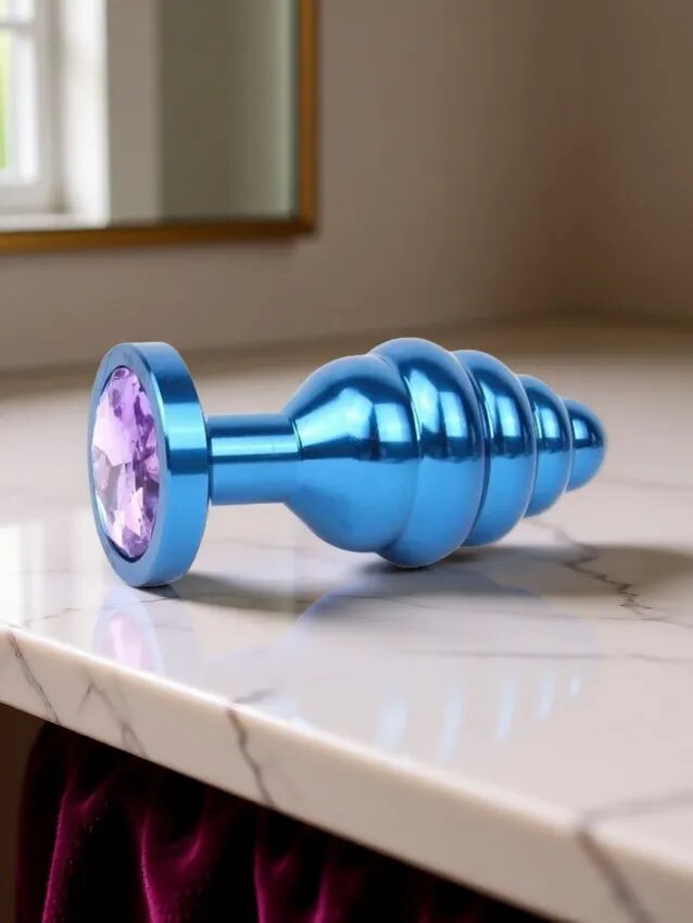 Anal Jewelry Plug Анальная втулка ребристая с кристаллом, D: 2.9 см, синий/сиреневый