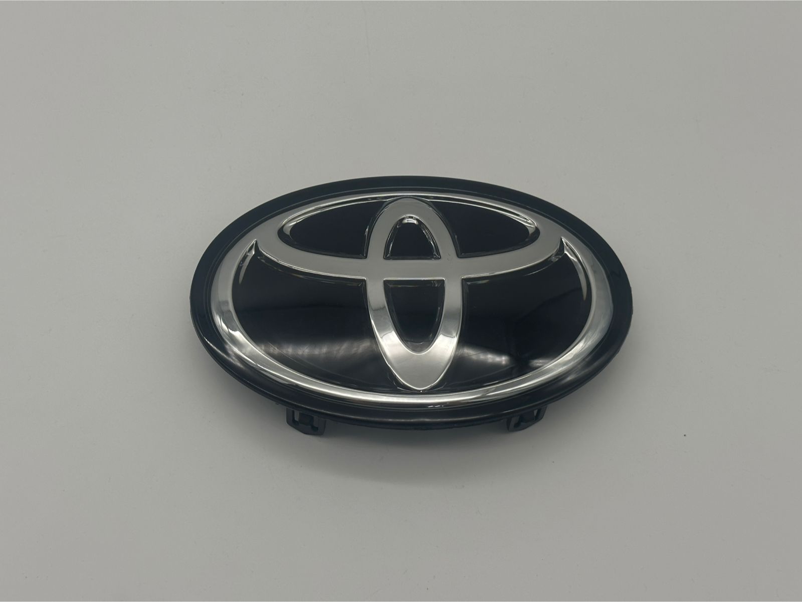 Эмблема/Знак/Шильдик в решетку Toyota Camry/Тойота Камри V70-75 с дистроником
