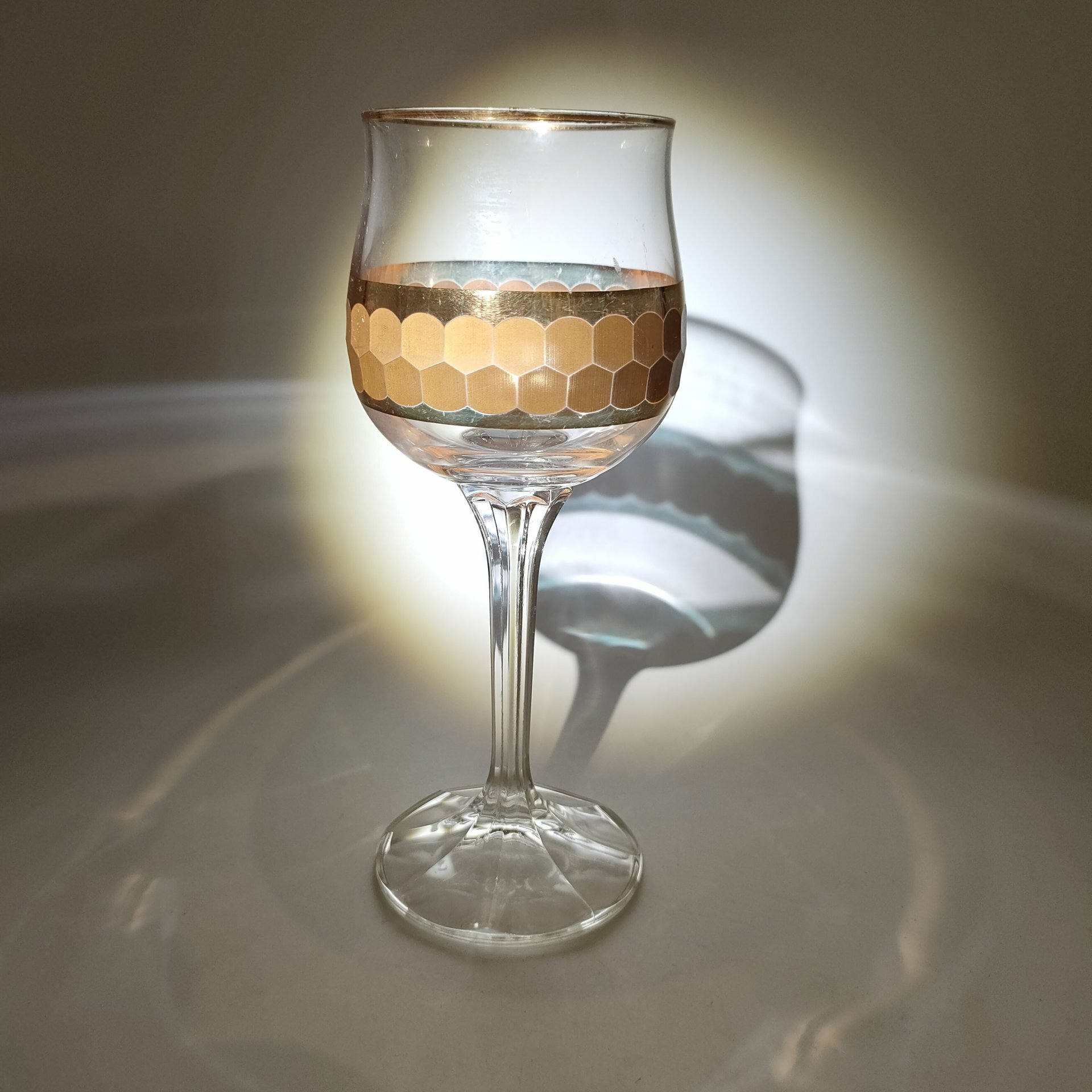 Бокал (фужер) с декором в виде сот, хрусталь, золочение, Чехословакия, 1960-1980 гг.