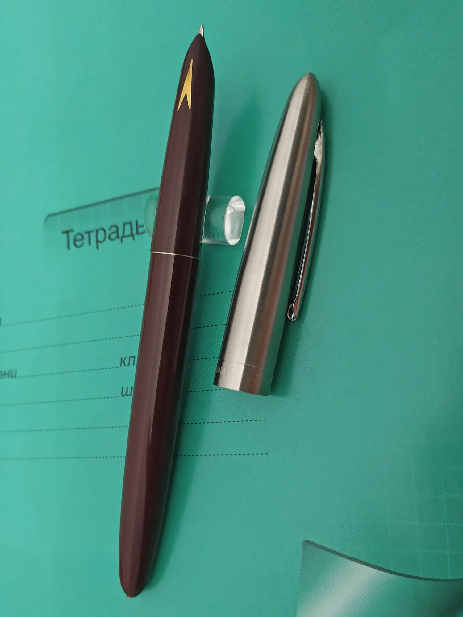 Перьевая ручка 329, винтаж, цвет бордовый, перо F, заправка пипеткой.