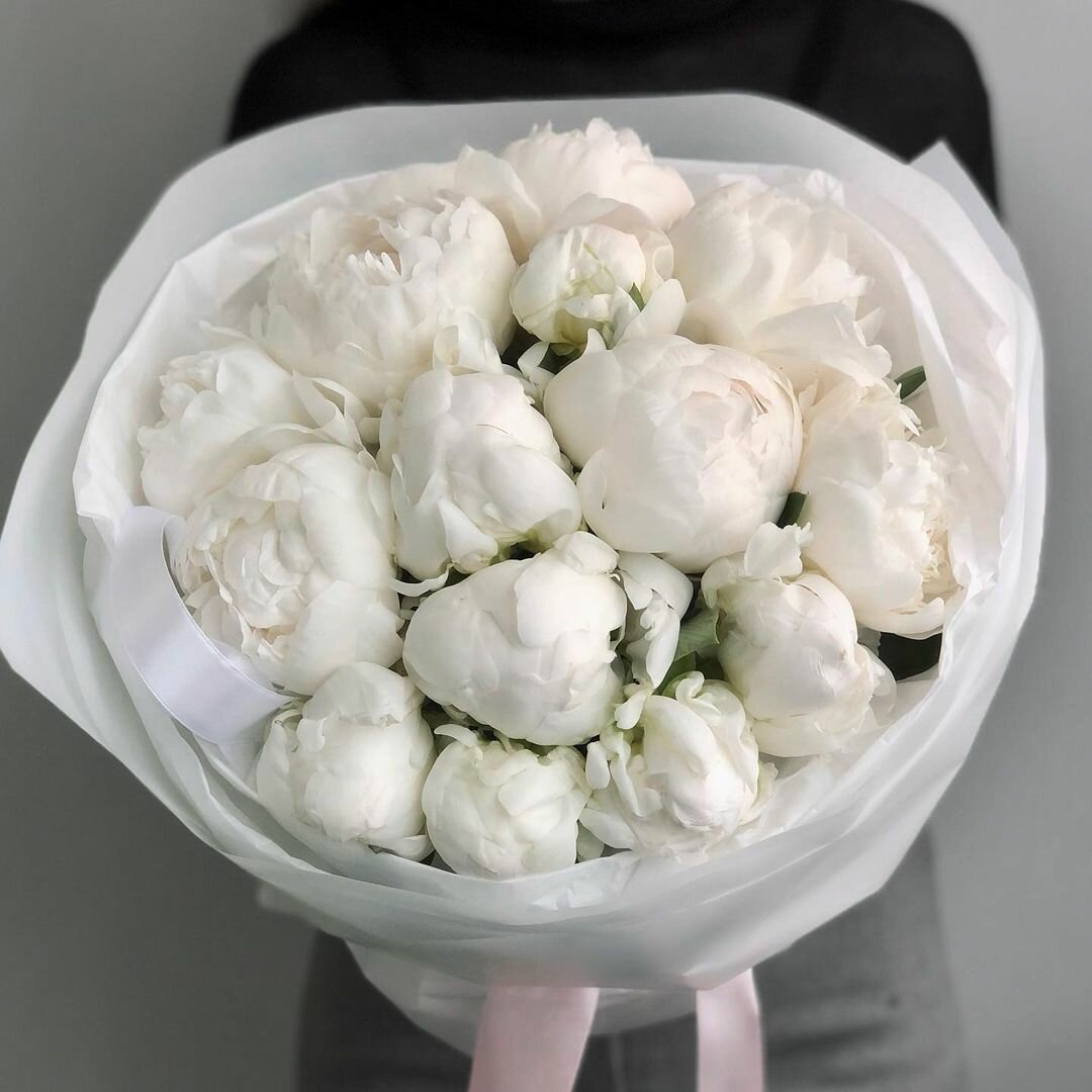 Букет из 15 белых пионов