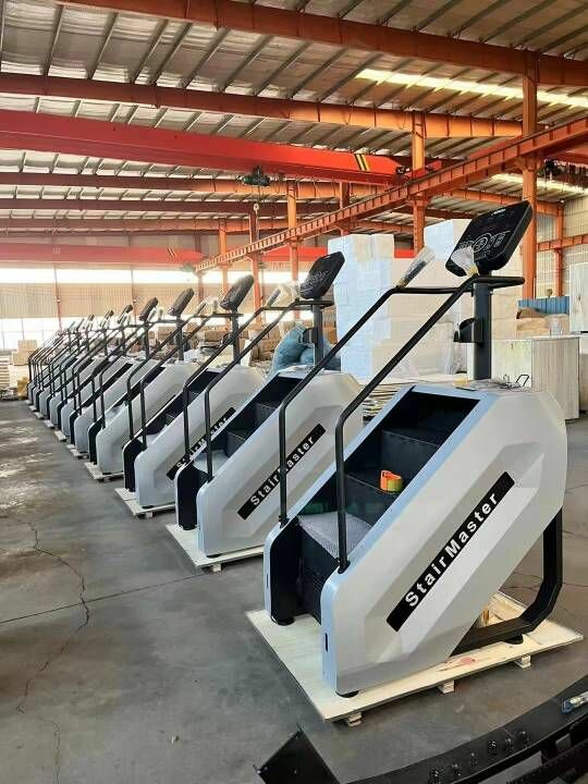 Силовой тренажёр, беговая дорожка лестница