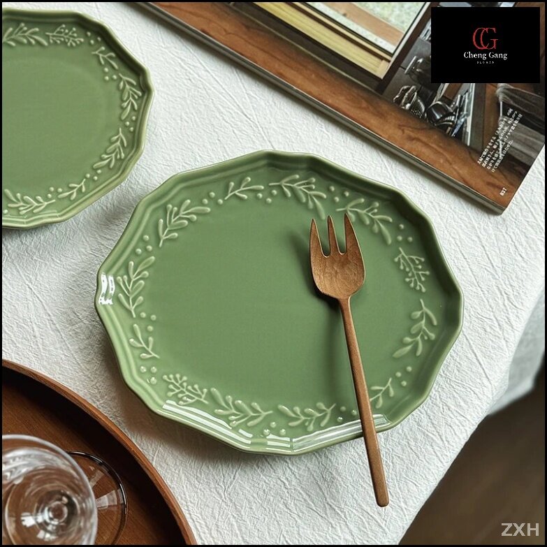 Эксклюзивная овальная тарелка для десертов из текстурированной керамики зеленого цвета, украшенная рельефным цветочным принтом под глазурью, предназначена для сервировки стейков и использования в ресторанной кухне, размер составляет 8.5 дюймов