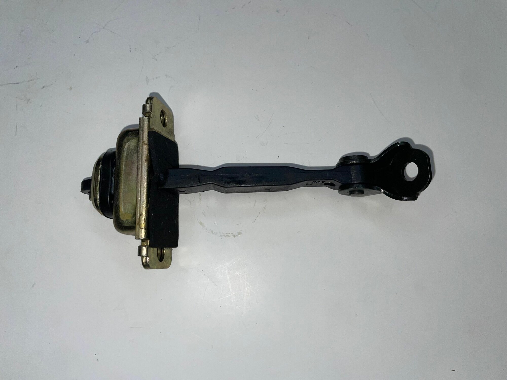 Ограничитель двери передней Chery Fora [2.0 16V 5MT седан] A216109110BA