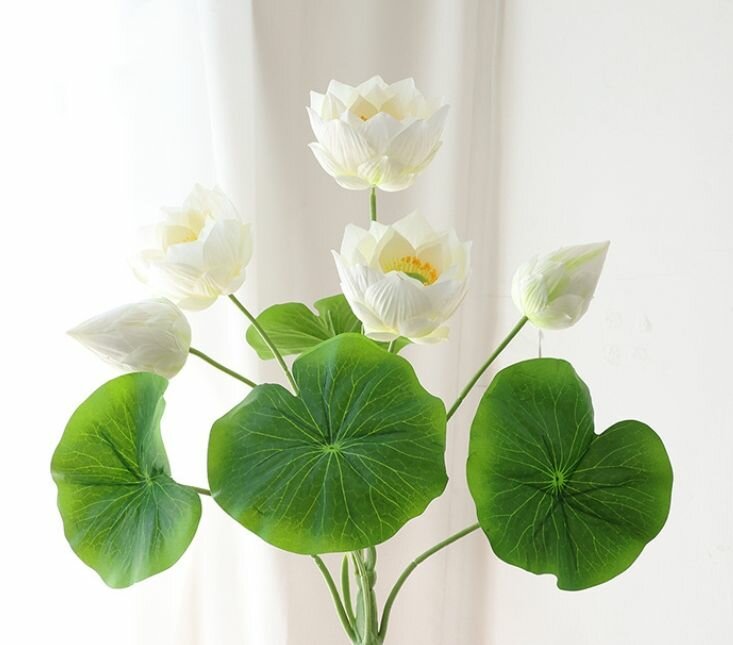 Искусственный лотос, букет из трех цветков, двух бутонов, четырех листьев лотоса