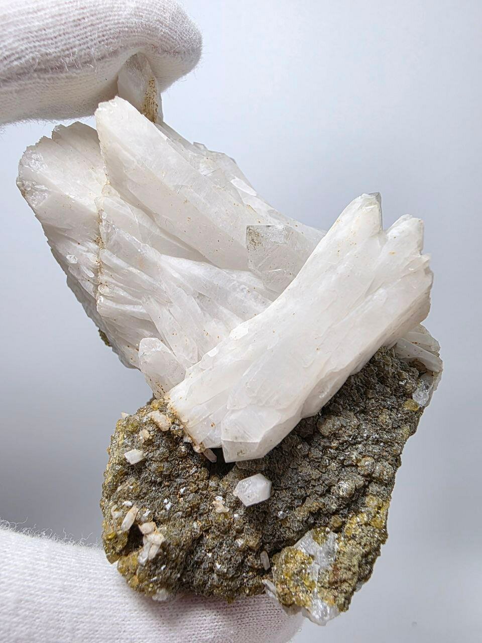 Гранат андрадит с кальцитом 80 мм, 193 г.