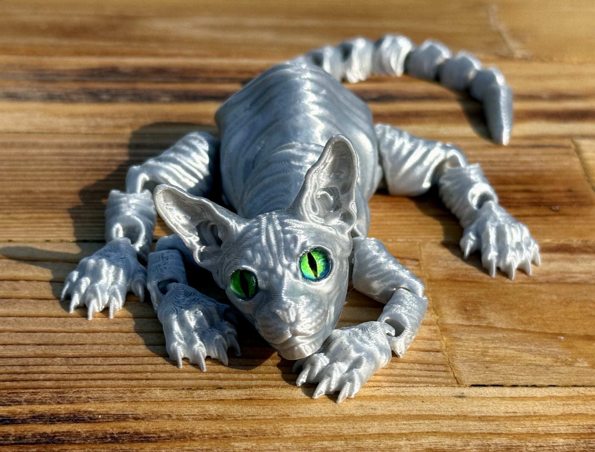 Котик "Сфинкс", игрушка антистресс. Цвет "Серебро", оттенок глаз зеленый. Длина 22см.