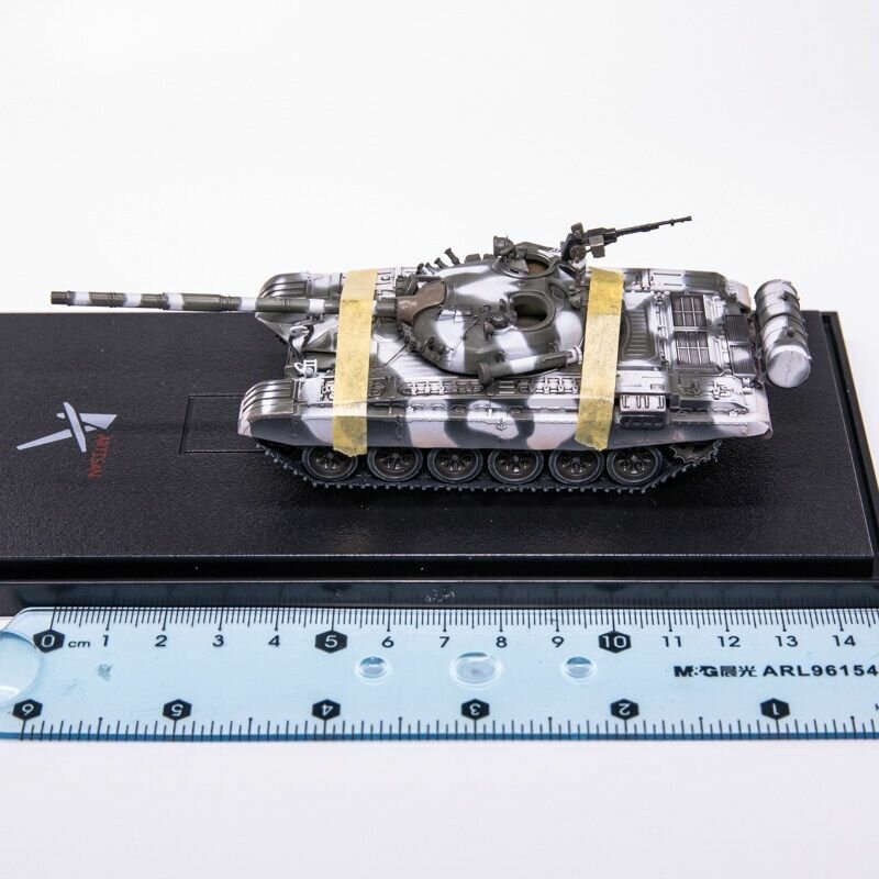 Готовая модель 1:35 Танк Т-72А, гвардейская зимняя раскраска