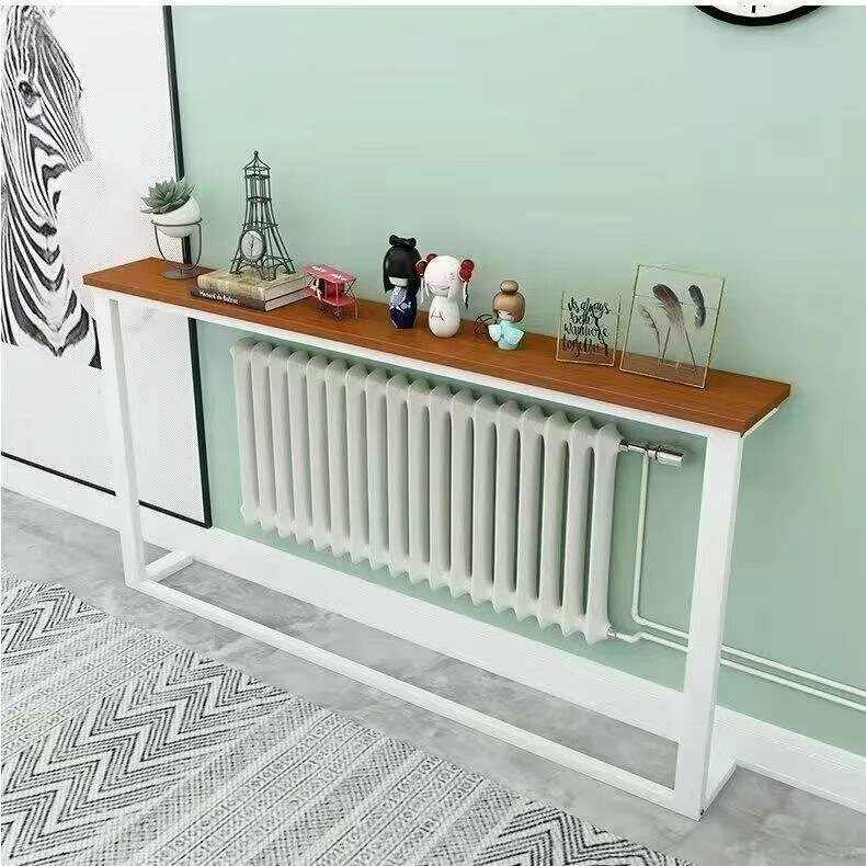 Консольный столик из компактного дерева, расположенный за диваном, имеет ширину 120 см, глубину 20 см и высоту 80 см.