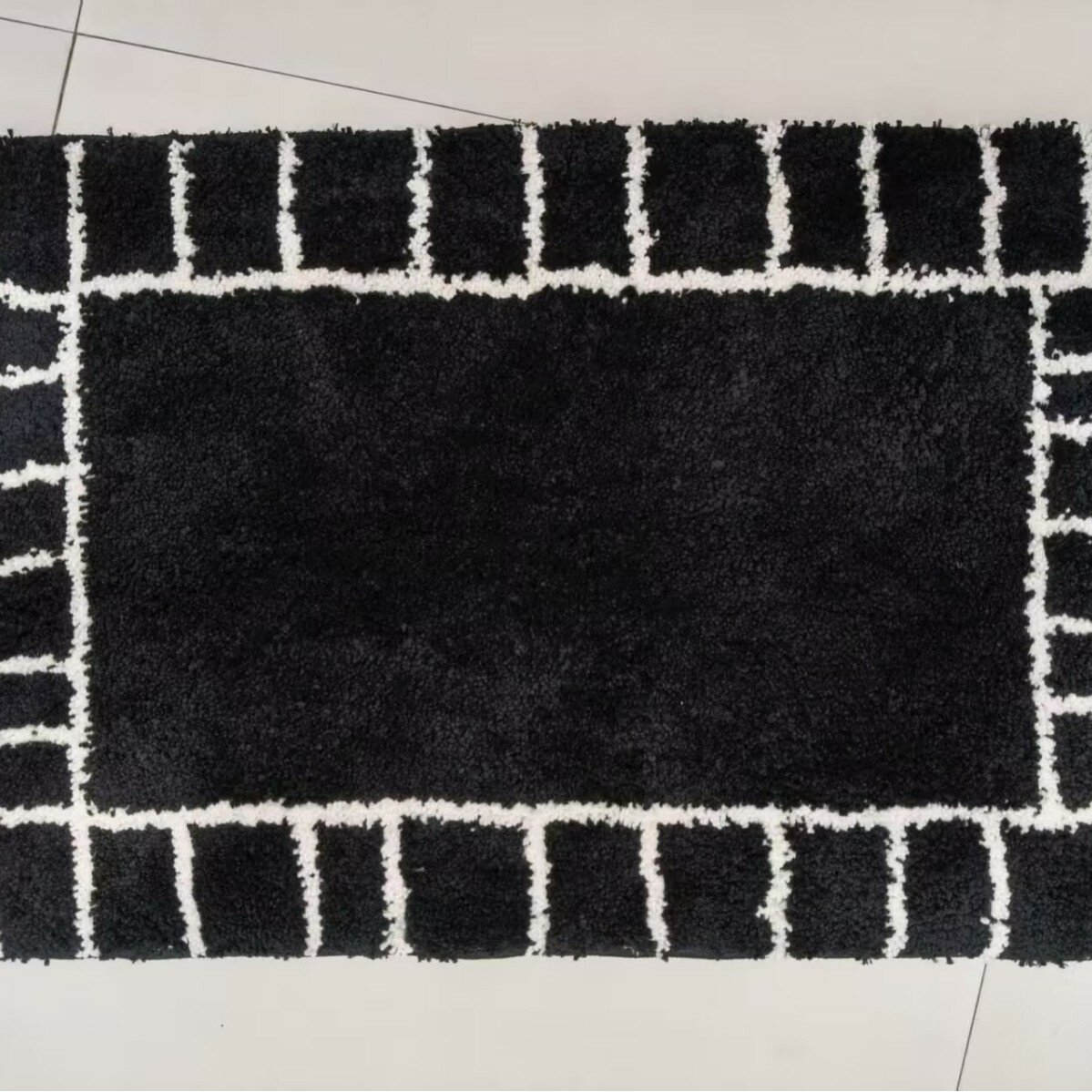 Простой черно-белый полосатый коврик для ванной комнаты с бархатным покрытием, утолщенный впитывающий коврик для ног, нескользящий коврик для ванной.