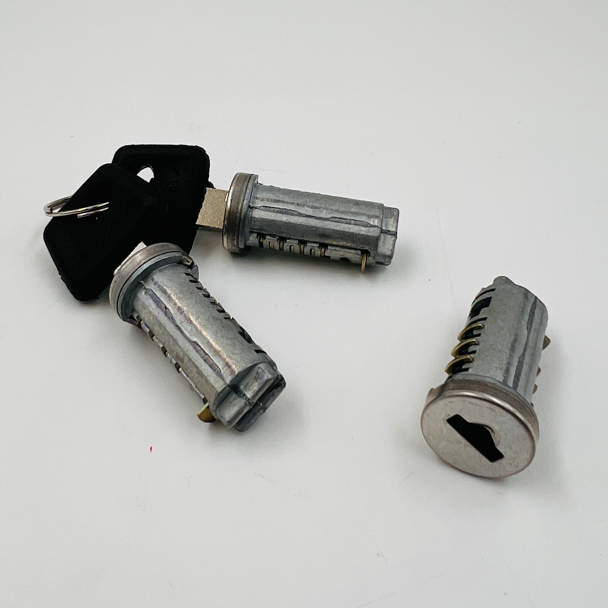 Личинки замков дверей и багажника ВАЗ 1118 Калина, ВАЗ 2123 Нива Шевроле комплект 3 шт