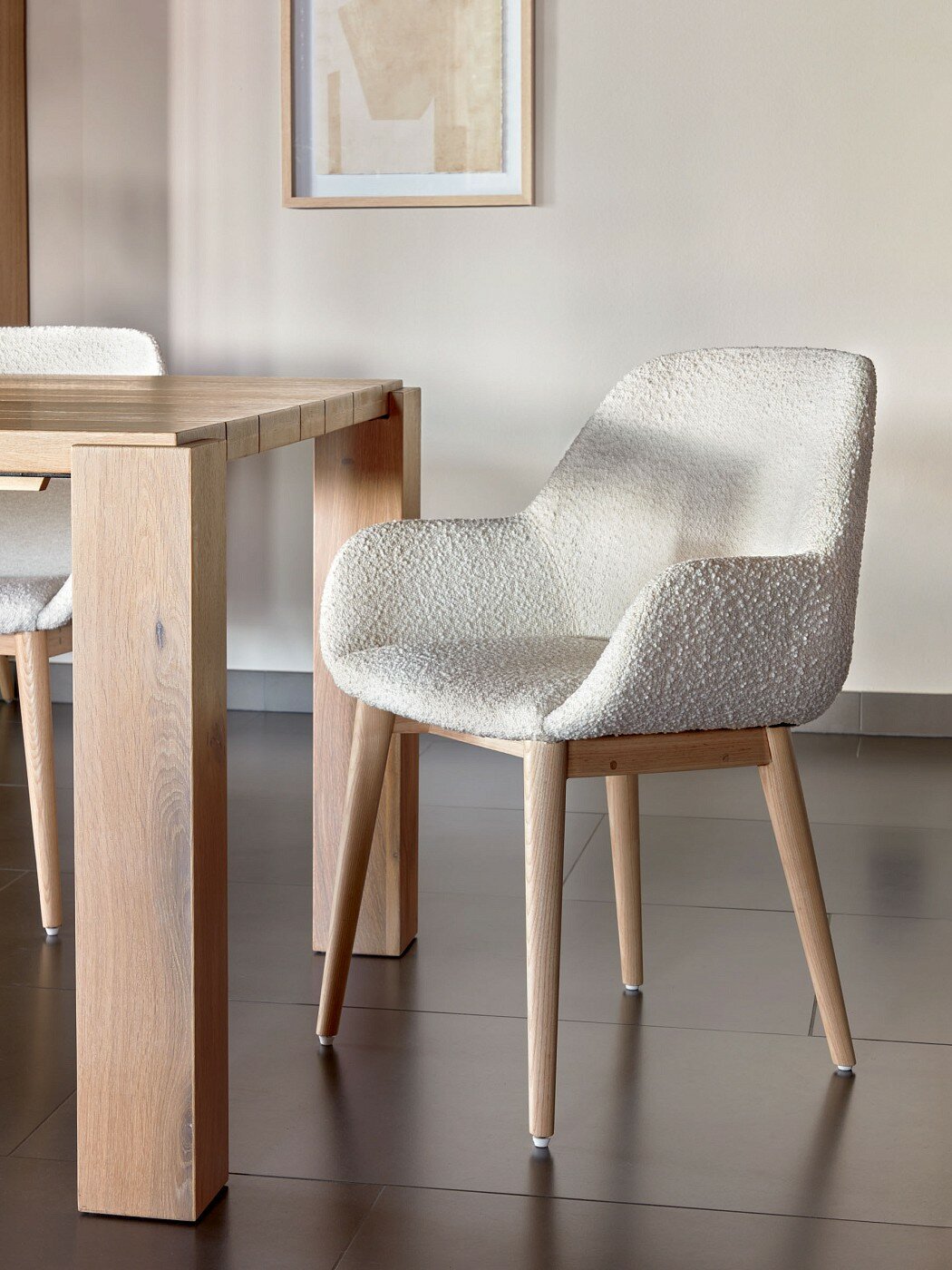 Стул Konna из белой ткани букле с ножками из массива ясеня