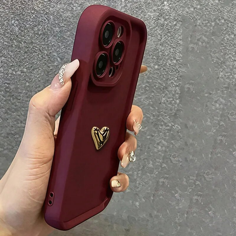 Бордовый чехол для iPhone 17 Pro с золотым сердцем