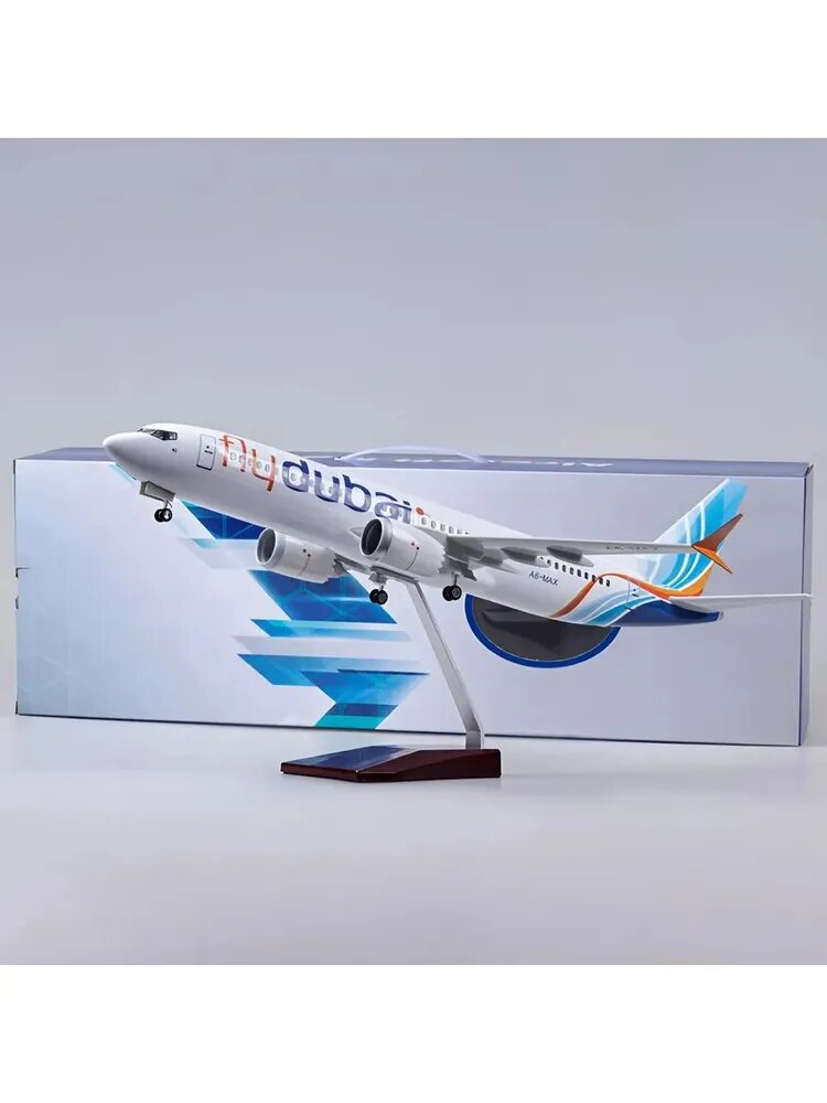 Коллекционная модель самолета Fly Dubai Boeing 737 1:85 с подсветкой, металлической подставкой и USB-кабелем