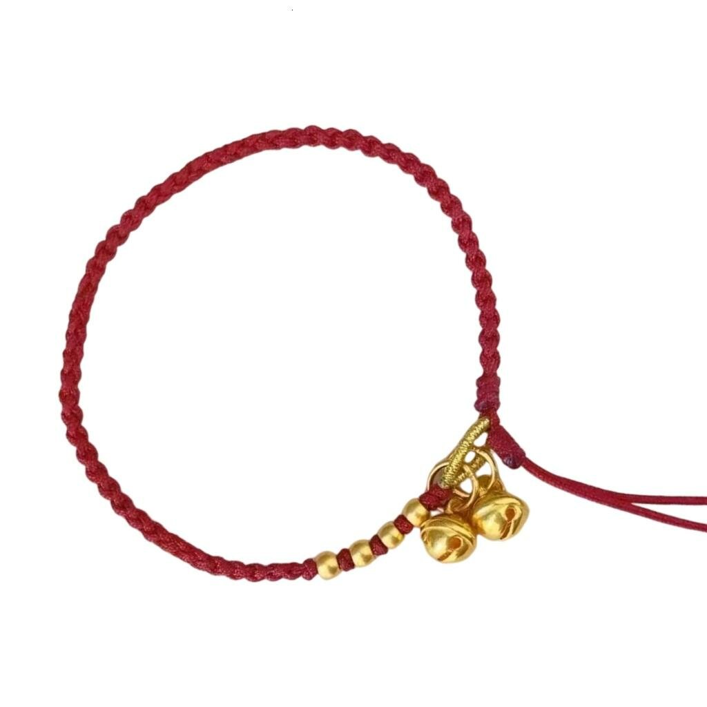 Браслет из красной нити с агатом и колокольчиком