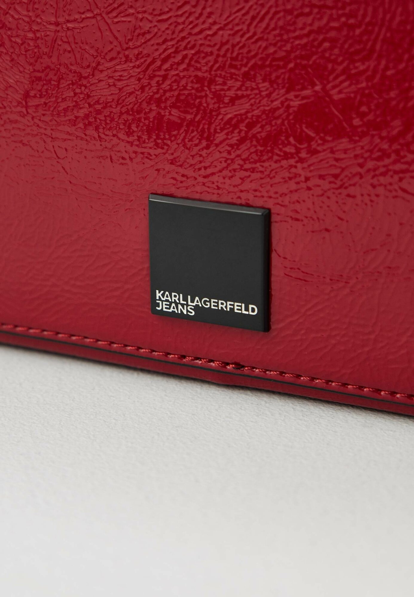 Сумка кросс-боди KARL LAGERFELD JEANS BOX LOGO GLOSSY, фактура лаковая, красный — фото 1