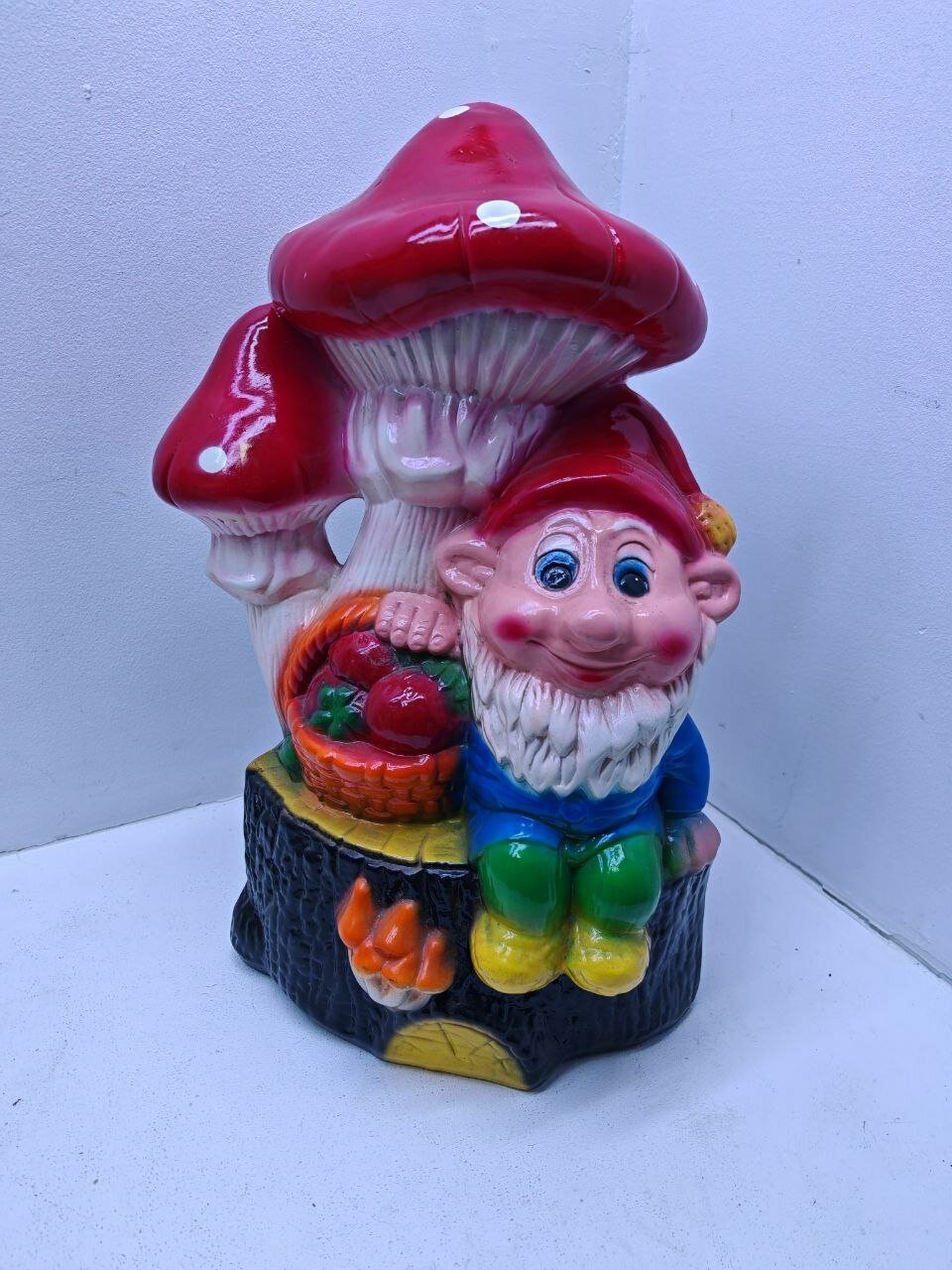 Декоративная садовая статуэтка "Гном с корзинкой на пеньке" гипс, высота 42см