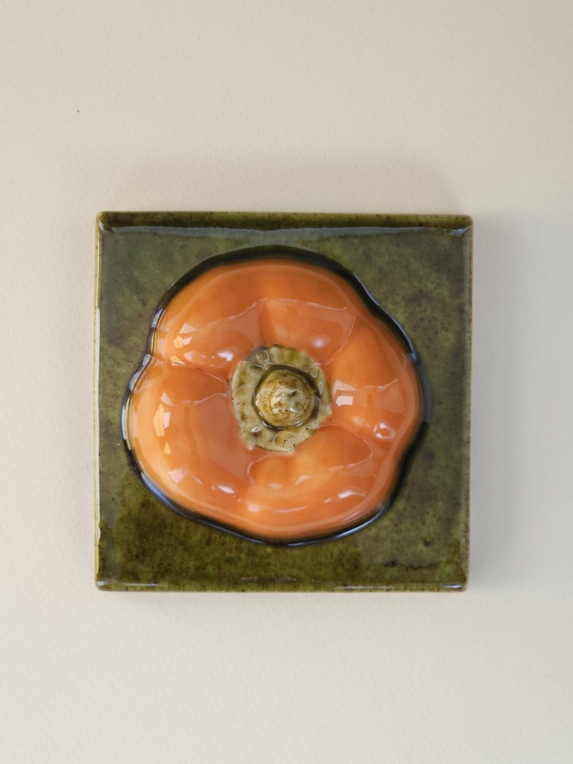 Перец красный. Дивный урожай. Панно, изразец, настенный декор, плакетка, украшение настенное интерьерное. Ярославская майолика. Керамика ручной работы. Сделано в России.