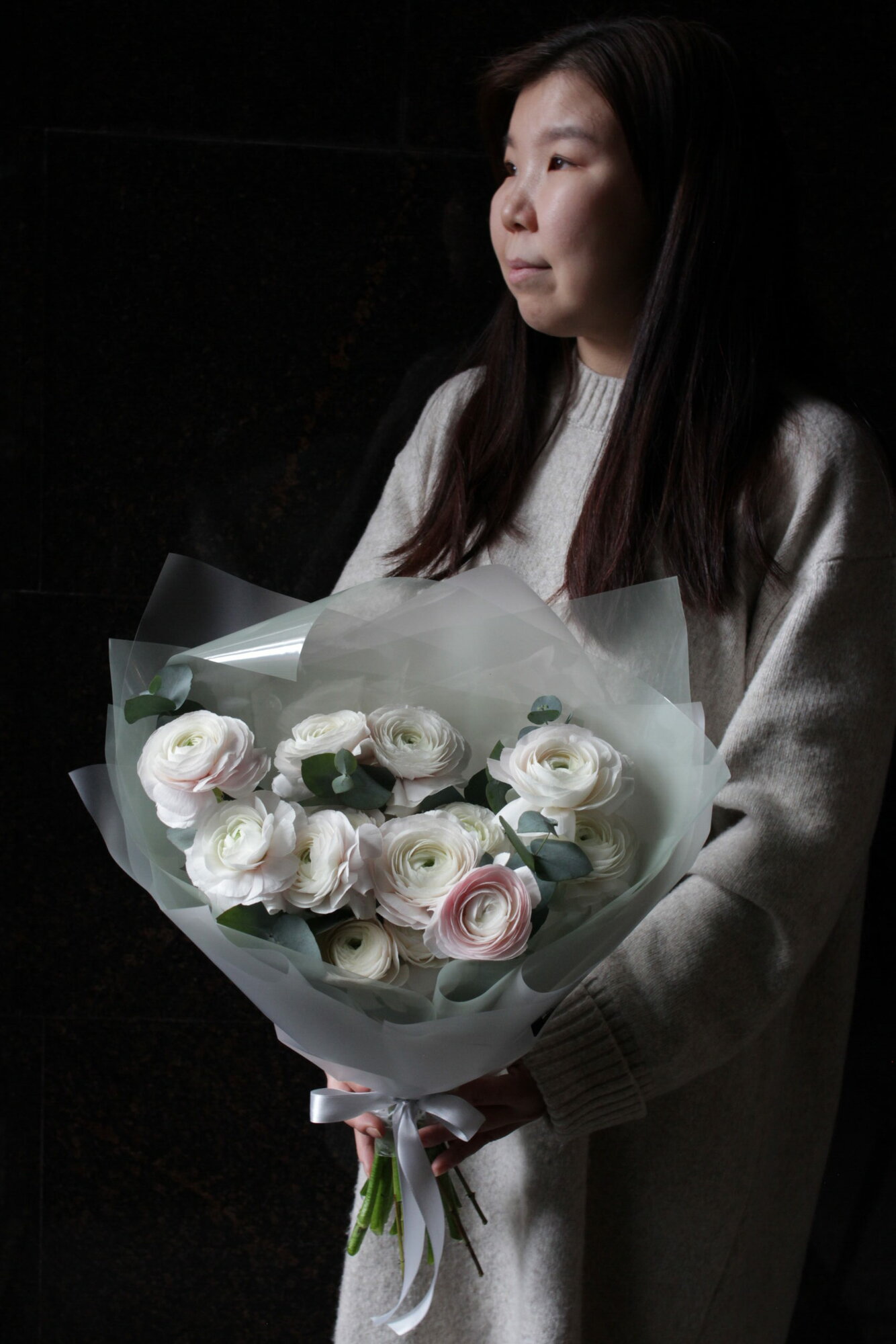 Букет из 13 ранункулюсов с эвкалиптом от студии цветов клумба. москва