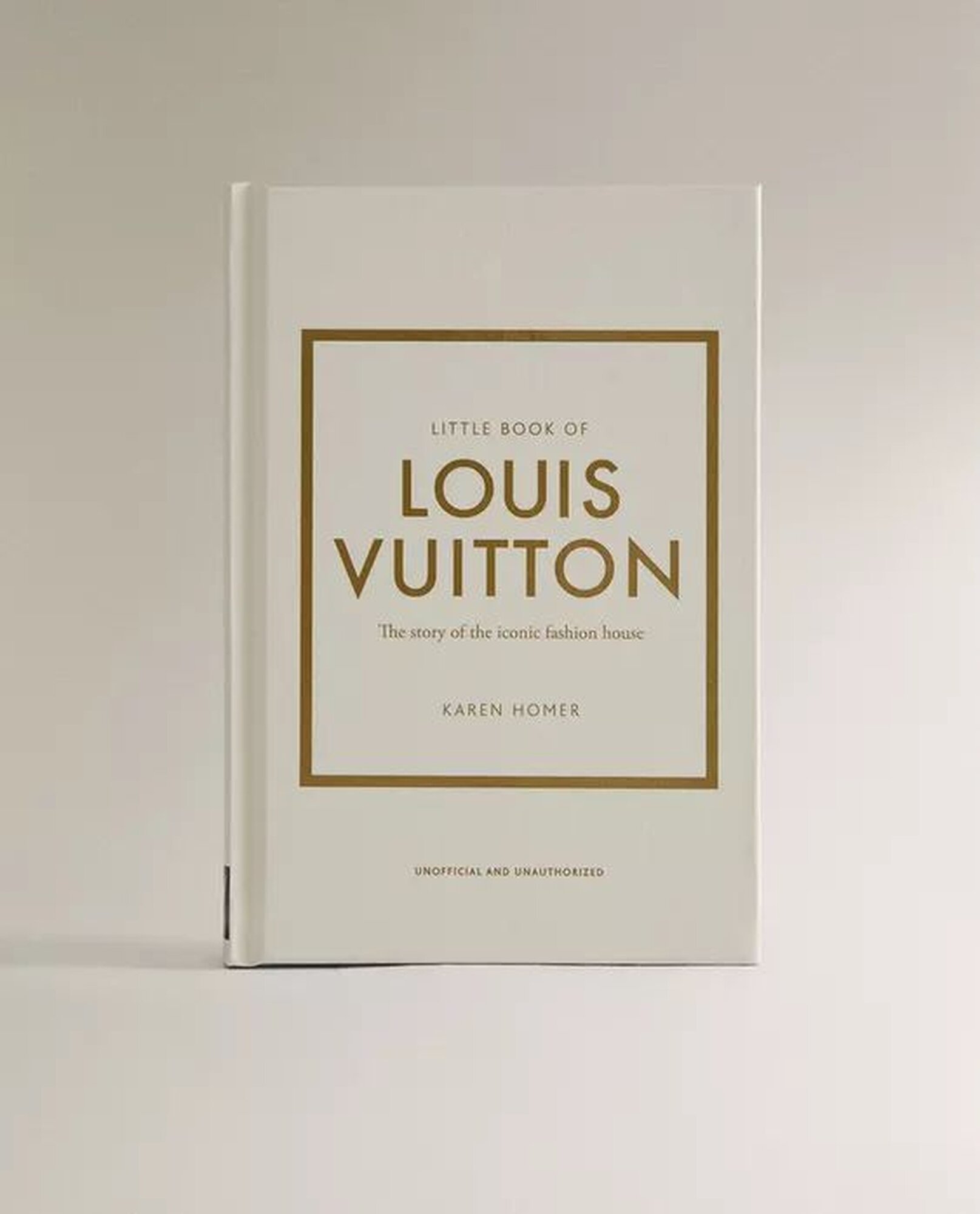 Книга ZARA HOME 2327/054/621 - Little Book of Louis Vuitton: The story of the iconic fashion house - Маленькая книга Louis Vuitton: История культового модного дома (на англ. языке), 19 х 13 х 2 см