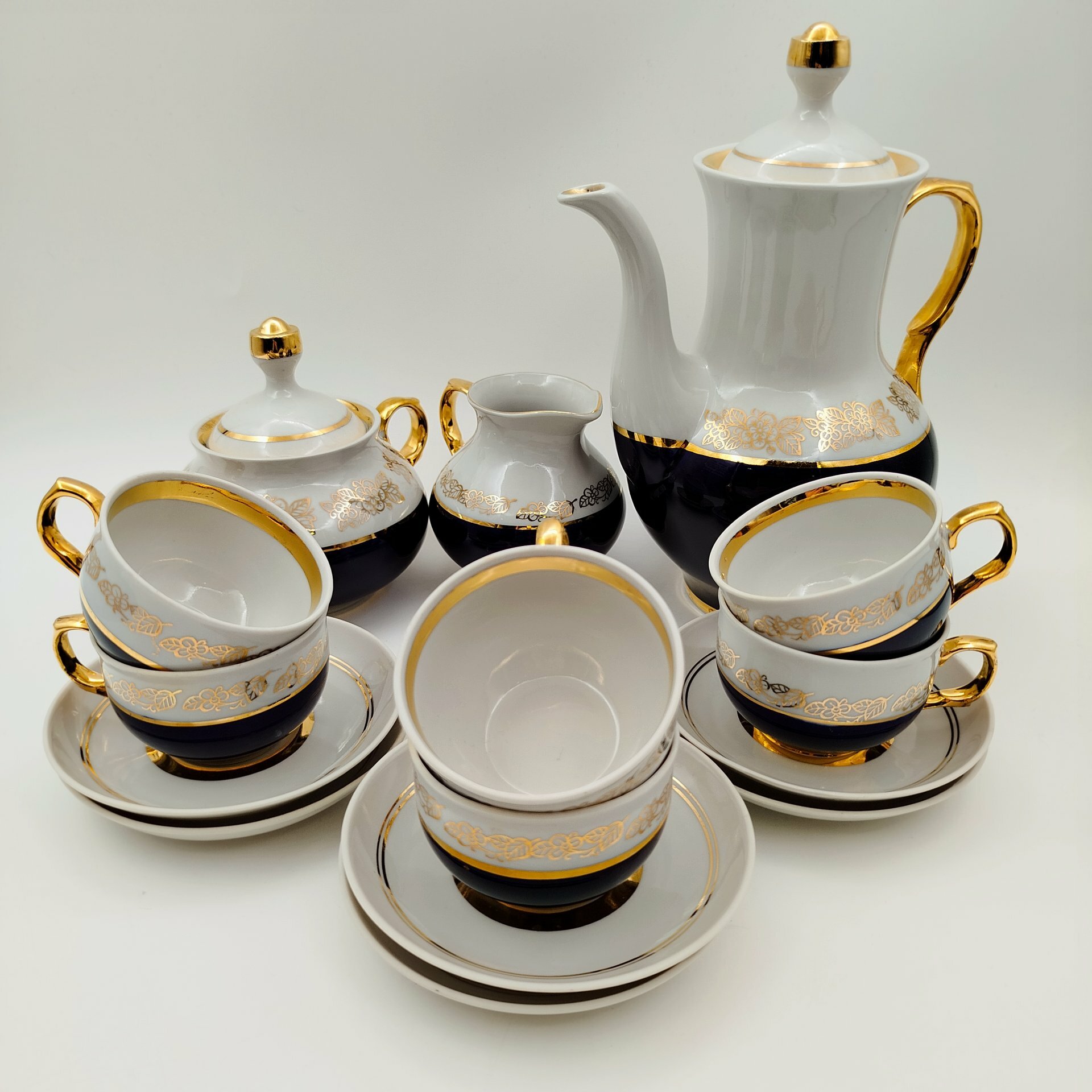 Сервиз кофейный на 6 персон (15 предметов), украшенный цветочнм декором, фарфор