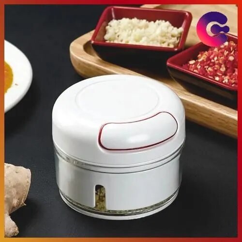 Механический мини-блендер ручной. Свежесть и аромат приготовленного блюда обеспечены.