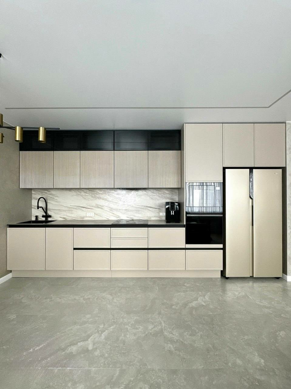 Кухня «Эмаль Премиум» с фрезерованными фасадами и витражами. BRUS DECOR