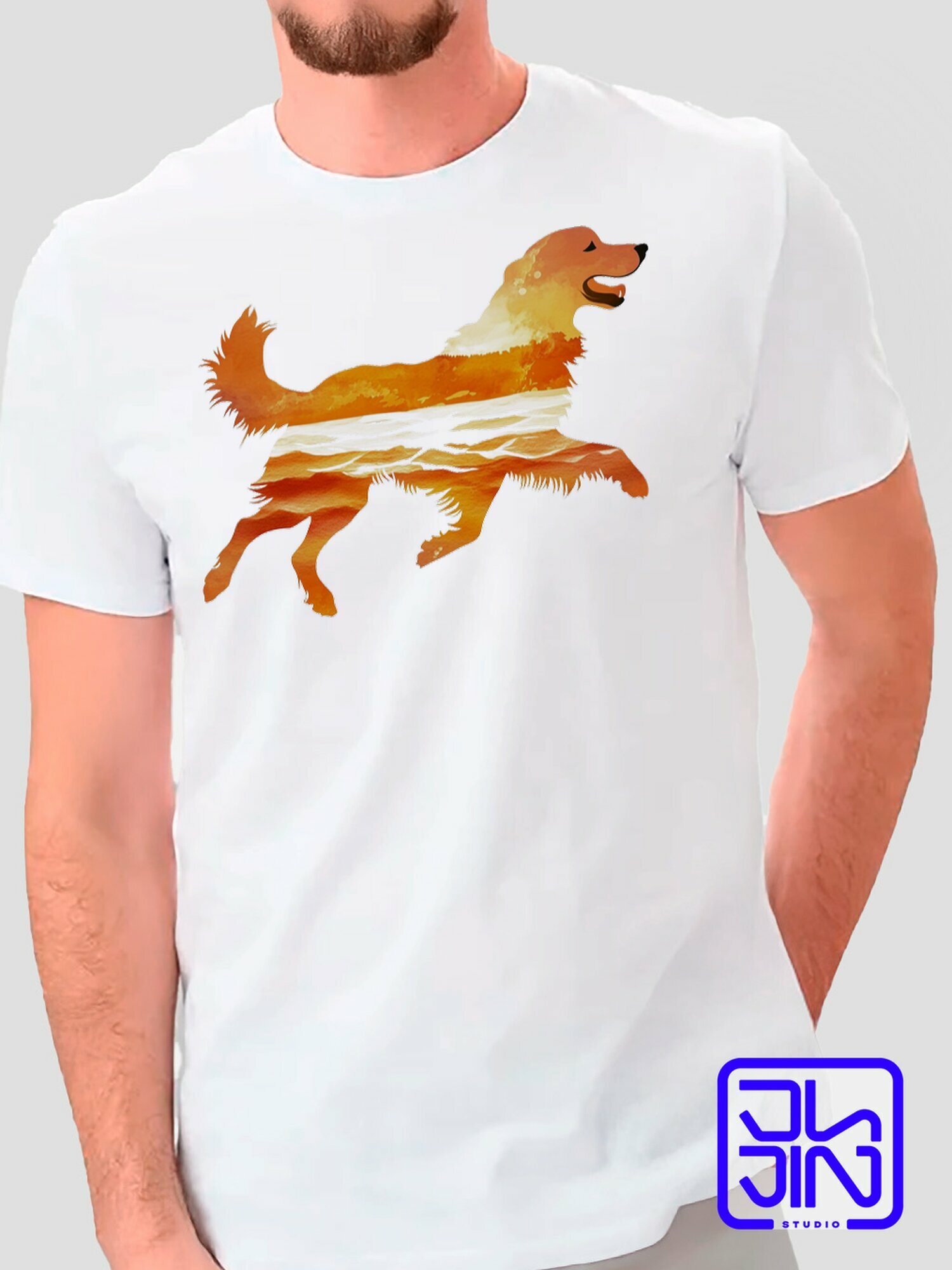 Футболка классическая мужская с авторским принтом Оранжевая, белая собака на фоне яркого, креативного заката у океана, белый хлопковый трикотаж с прикольным рисунком на груди